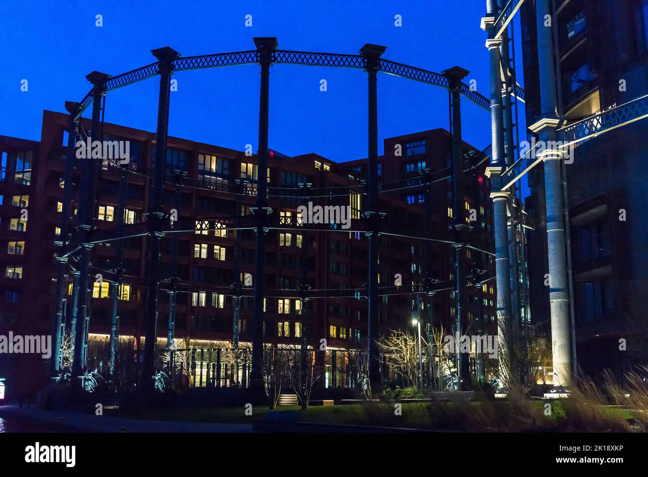 Gasholder Park at night, Handyside area, King's Cross urban ...