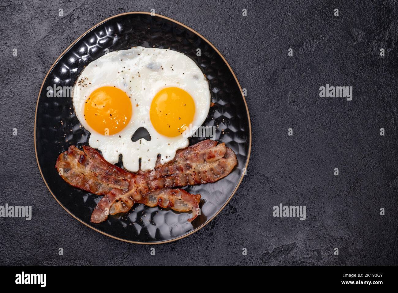 Fried eggs with bacon in the shape of a skull Stock Photo - Alamy