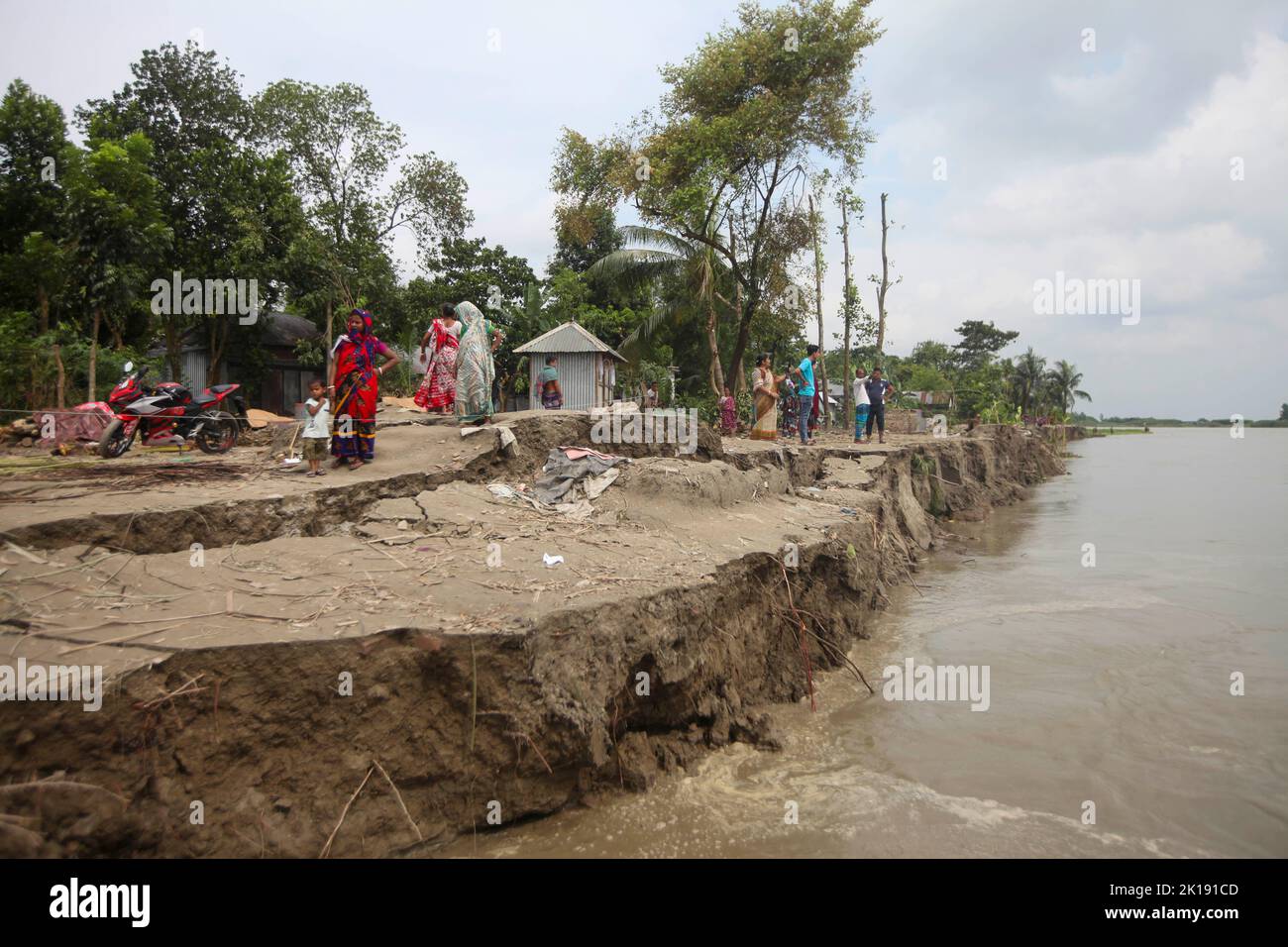 Dhaka, Dhaka, Bangladesh. 16th Sep, 2022. Villegers looks at The Padma ...
