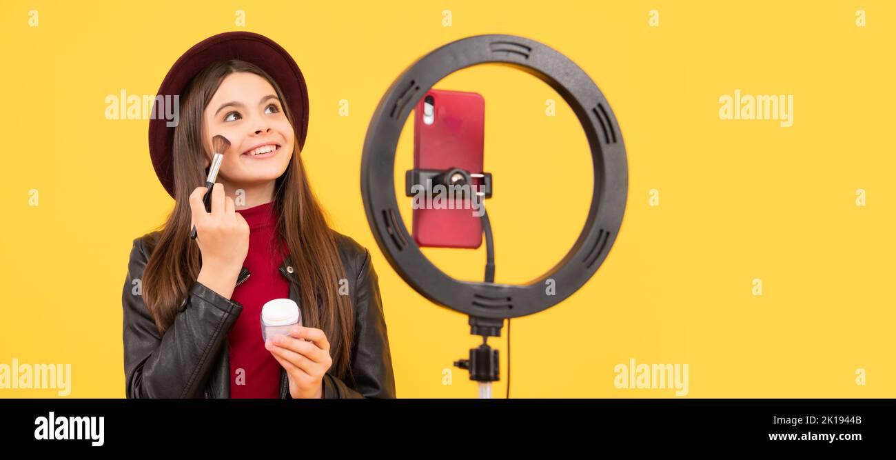 Makeup tutorial for kids hi-res stock photography and images - Alamy