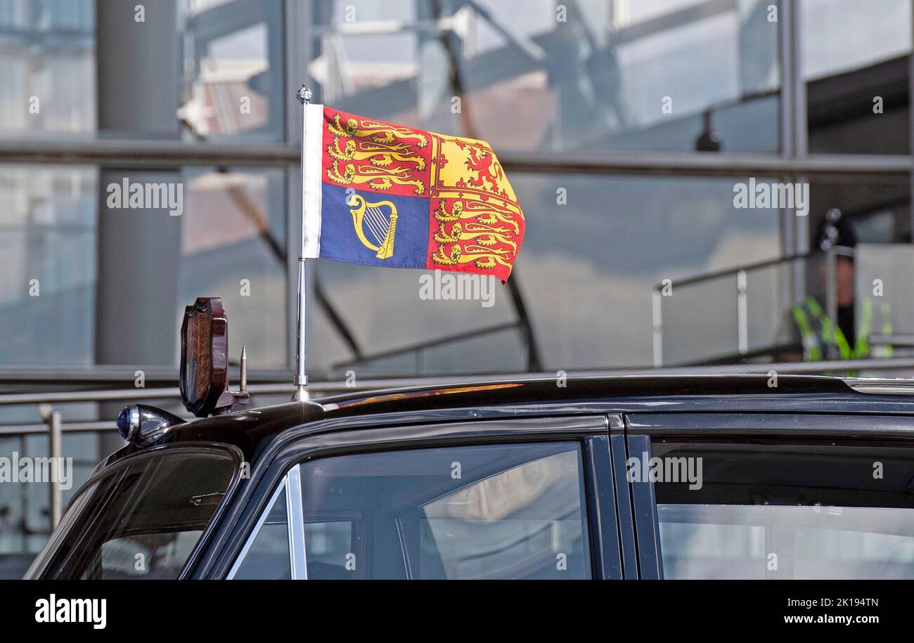 Cardiff, UK. 16th Sep, 2022. The flag on the top of the royal limousine ...