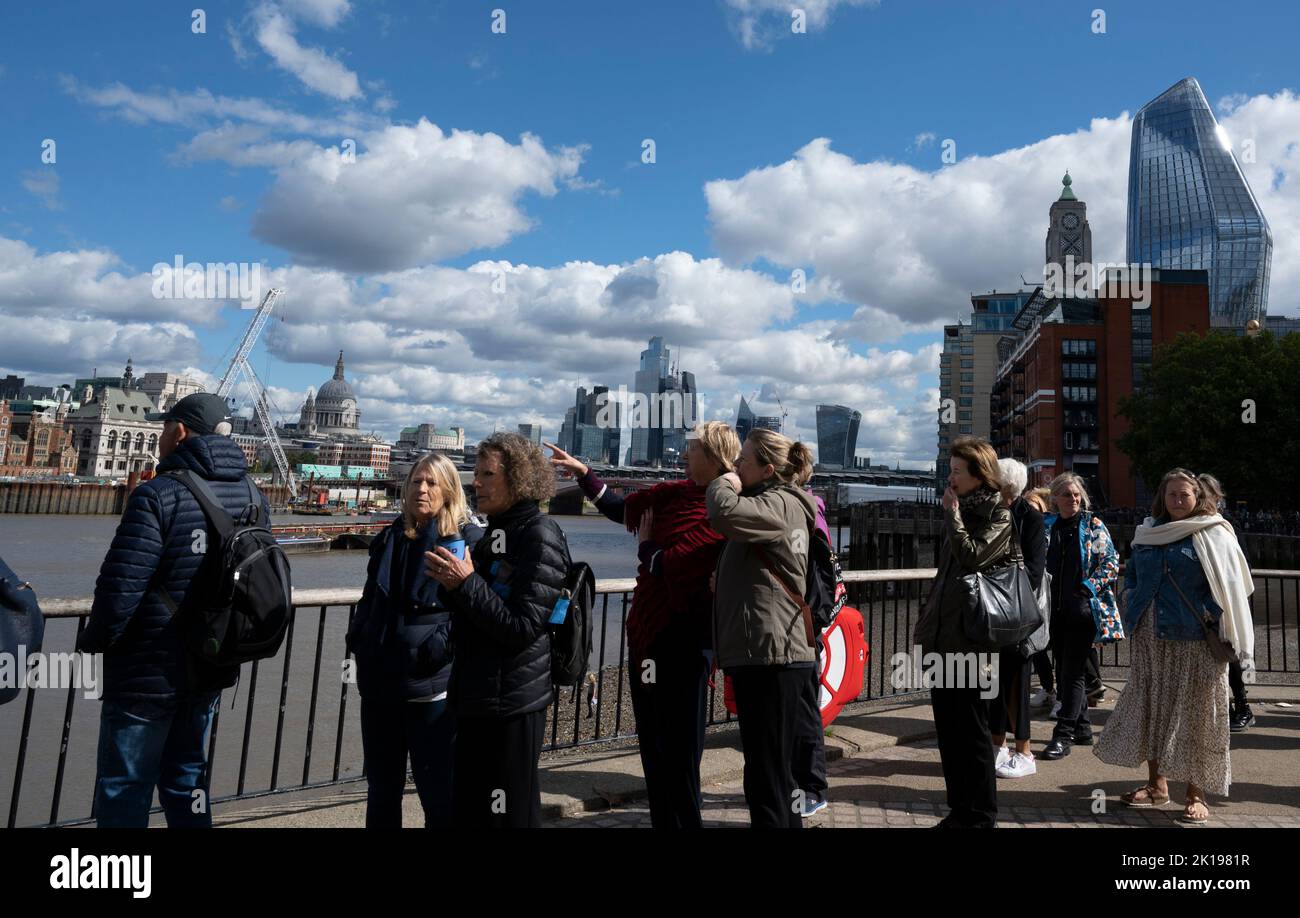 Queue to see Queen Elizabeth 11 lying-in-state in Westminster Hall ...