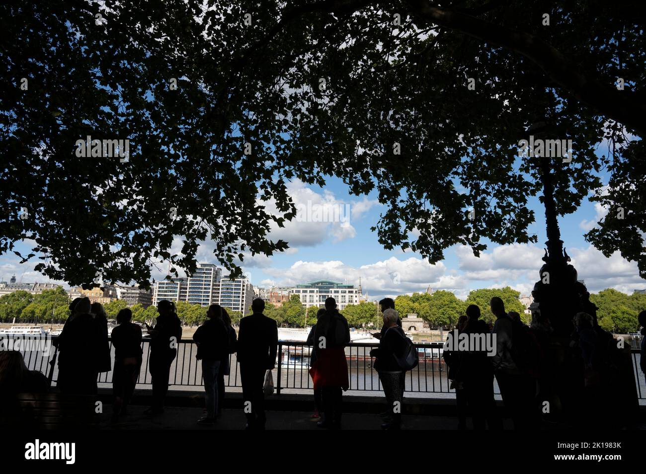 Queue on the South Bank to see Queen Elizabeth 11 lying-in-state in ...