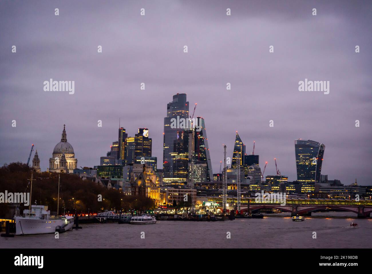 London skyline waterloo bridge twilight hi-res stock photography and ...