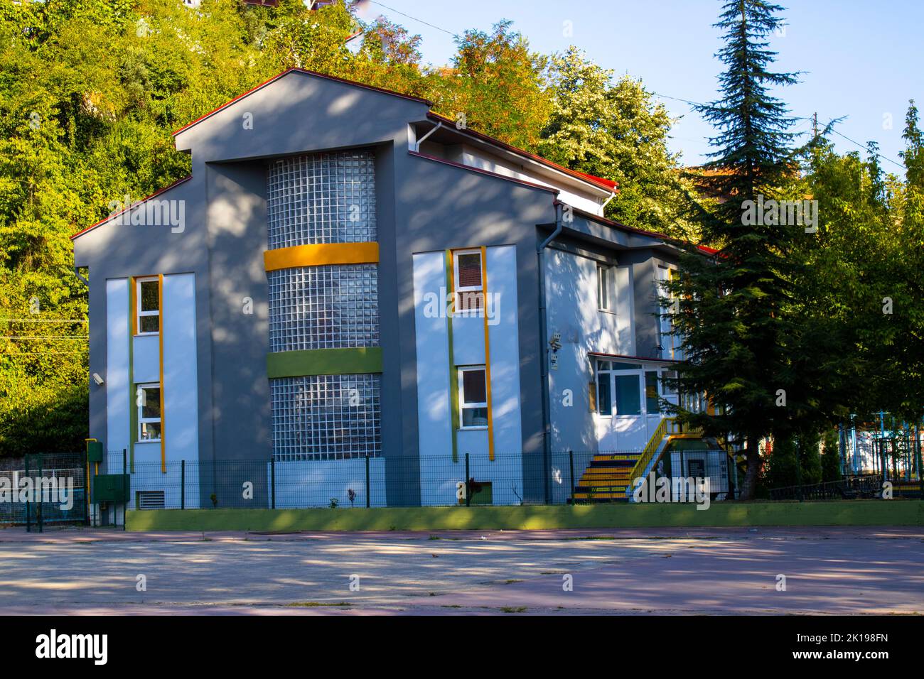Primary school exterior modern hi-res stock photography and images - Alamy
