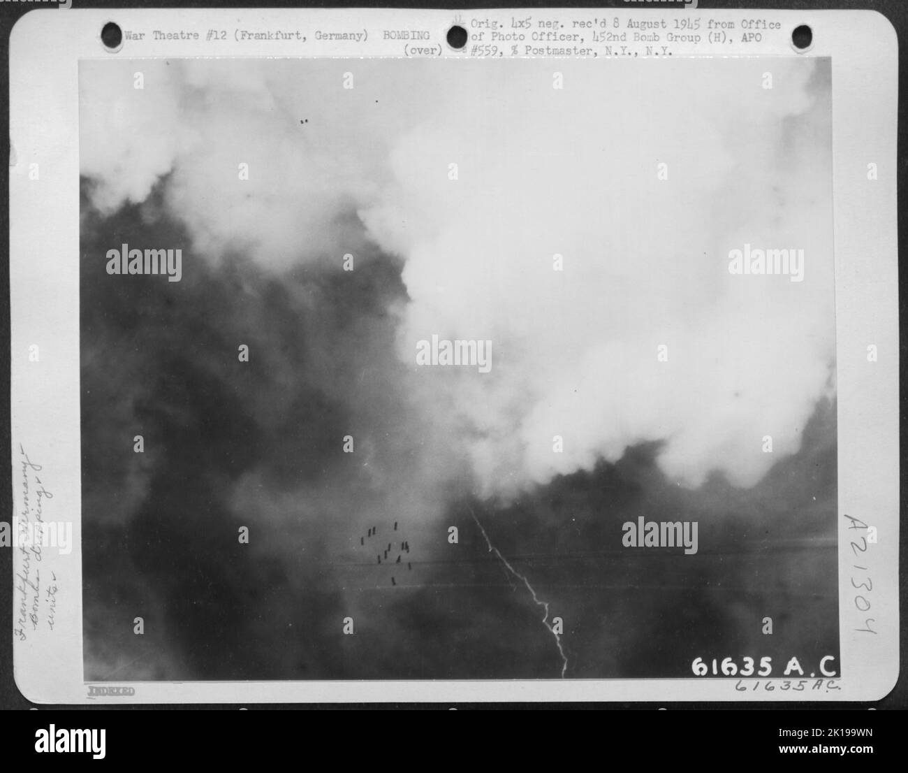 Boeing b 17 bomber formation hi-res stock photography and images - Alamy