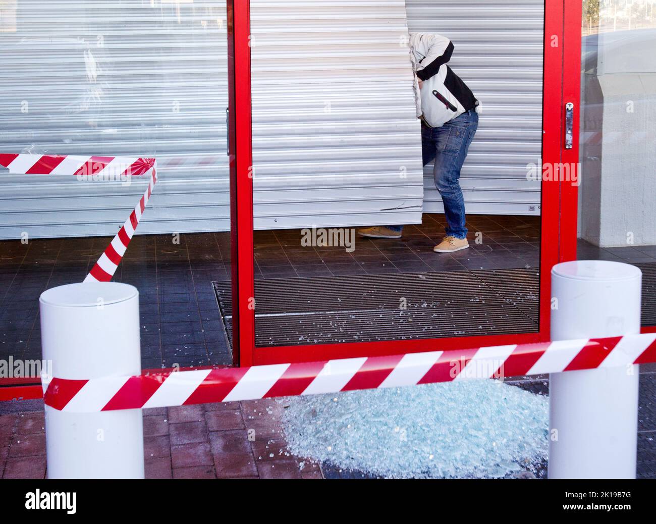 Smash and grab glass hi-res stock photography and images - Alamy