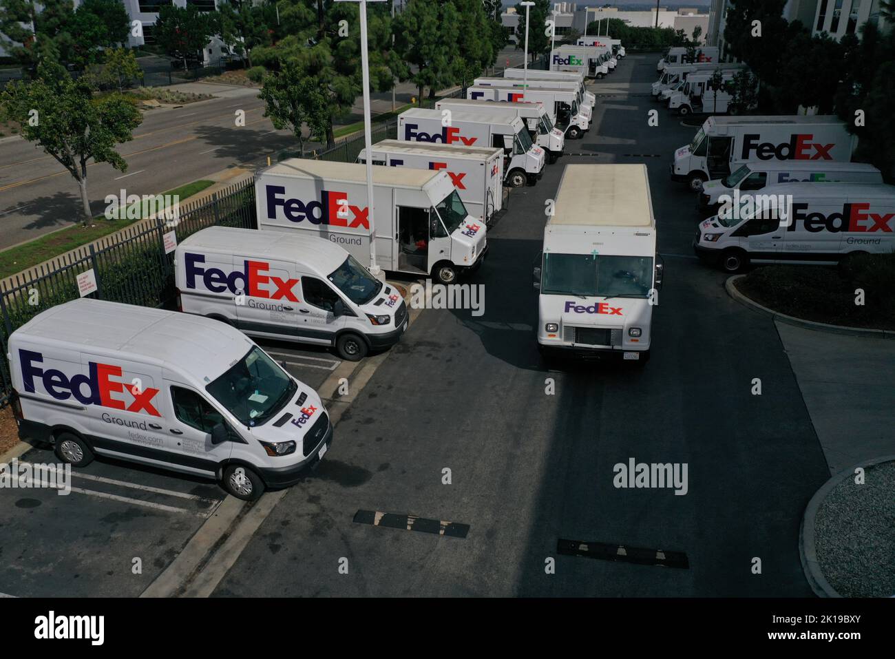 Fedex delivery vehicles hi-res stock photography and images - Alamy