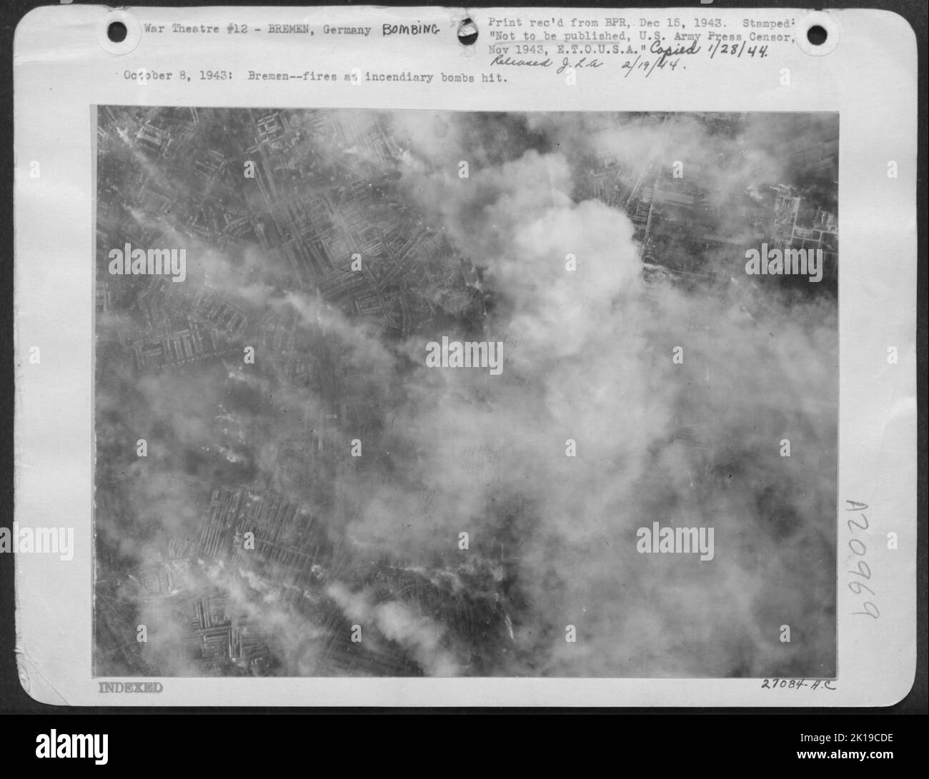 October 8, 1943: Bremen--fires as incendiary bombs hit Stock Photo - Alamy