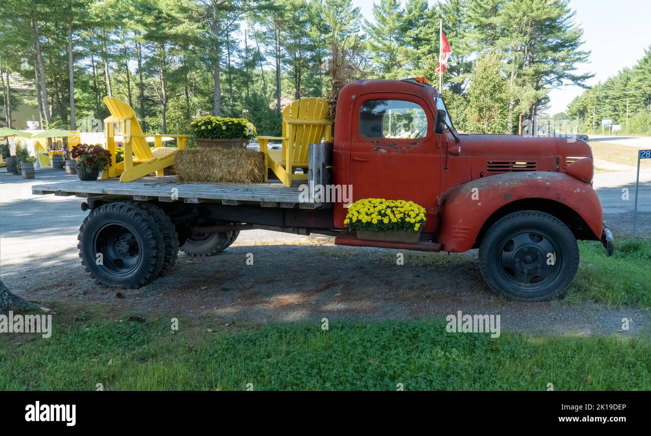 Flatbed truck 1940s hi-res stock photography and images - Alamy