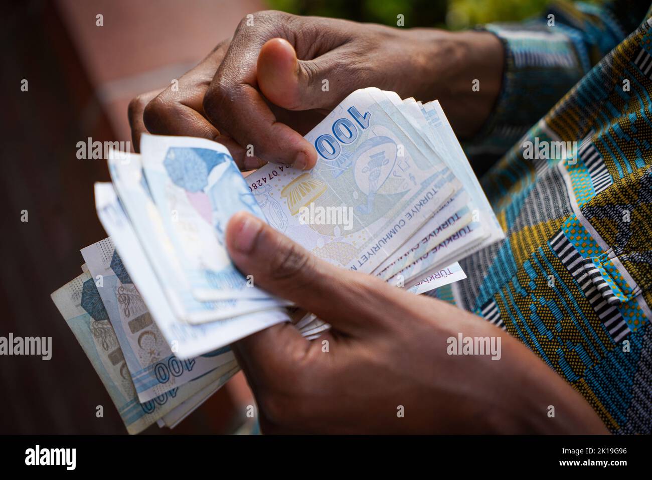 Ankara, Turkey. 16th Sep, 2022. A man counts 100 Turkish lira banknotes ...