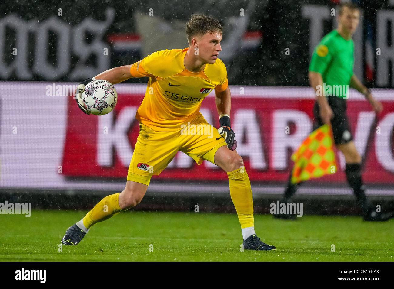 TILBURG, NETHERLANDS - SEPTEMBER 16: goalkeeper Sem Westerveld of Jong ...