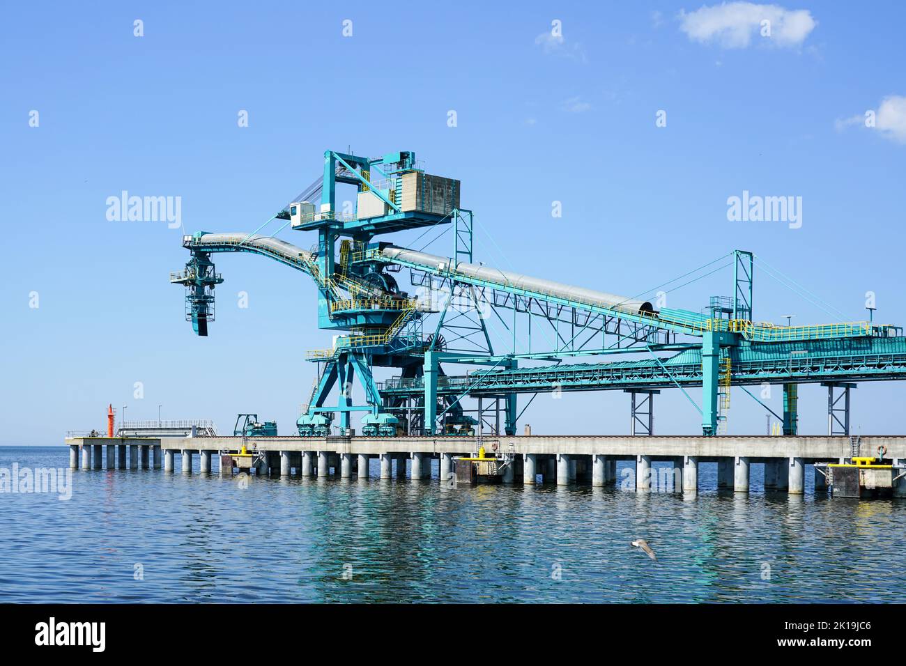 Equipment for loading coal into a ship in a modern closed type coal ...