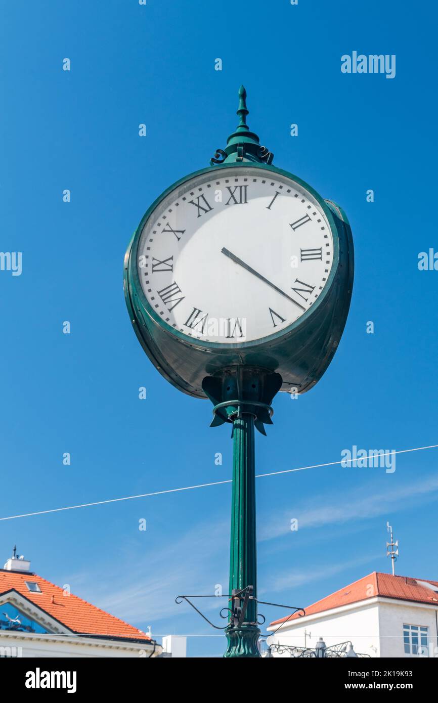 Large green clock hi-res stock photography and images - Alamy