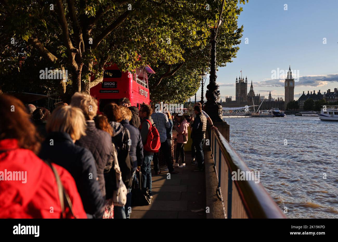 London, UK. 16th Sep, 2022. Numerous people stand in a long queue along ...