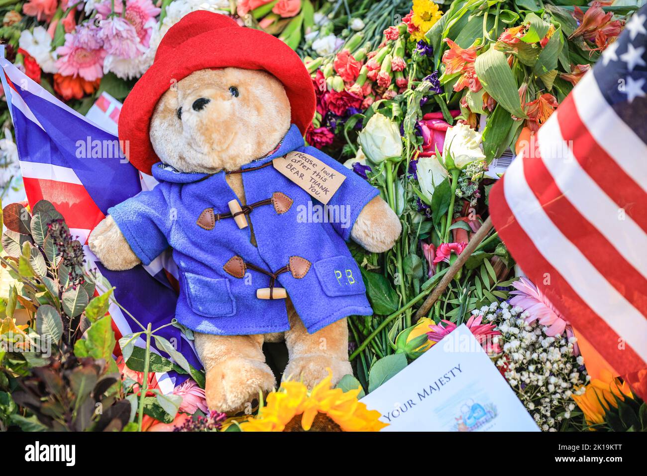 The queen and paddington bear hi-res stock photography and images - Alamy