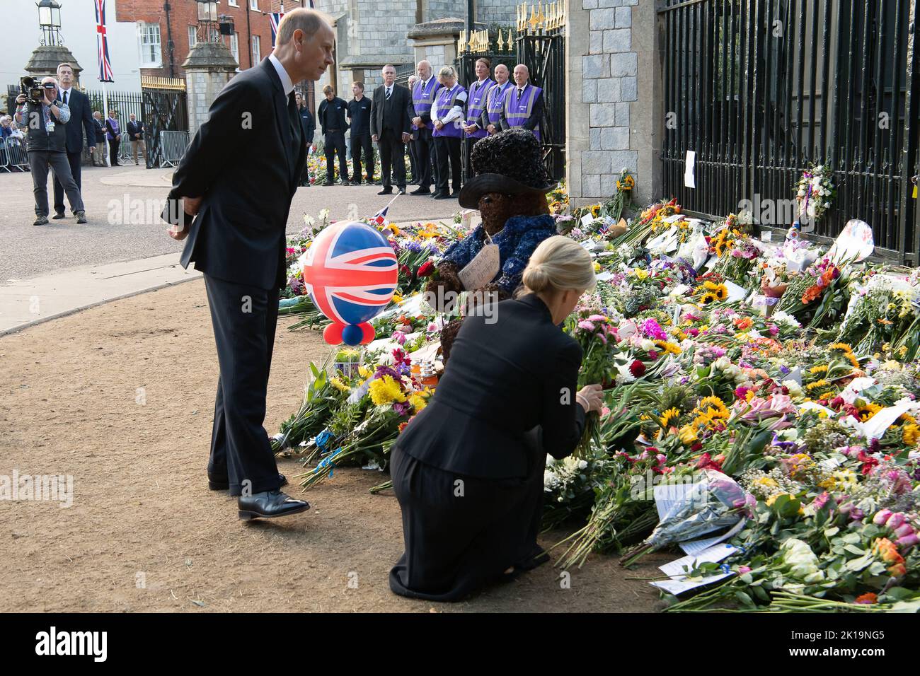 Windsor, Berkshire, UK. 16th September, 2022. Crowds were thrilled to see the The Earl and ...