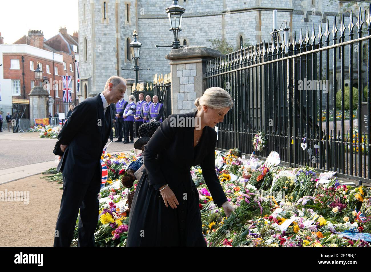 Windsor, Berkshire, UK. 16th September, 2022. Crowds were thrilled to see the The Earl and ...