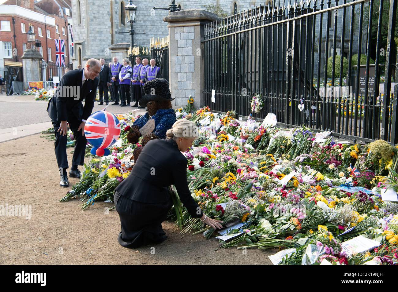 Windsor, Berkshire, UK. 16th September, 2022. Crowds were thrilled to see the The Earl and ...