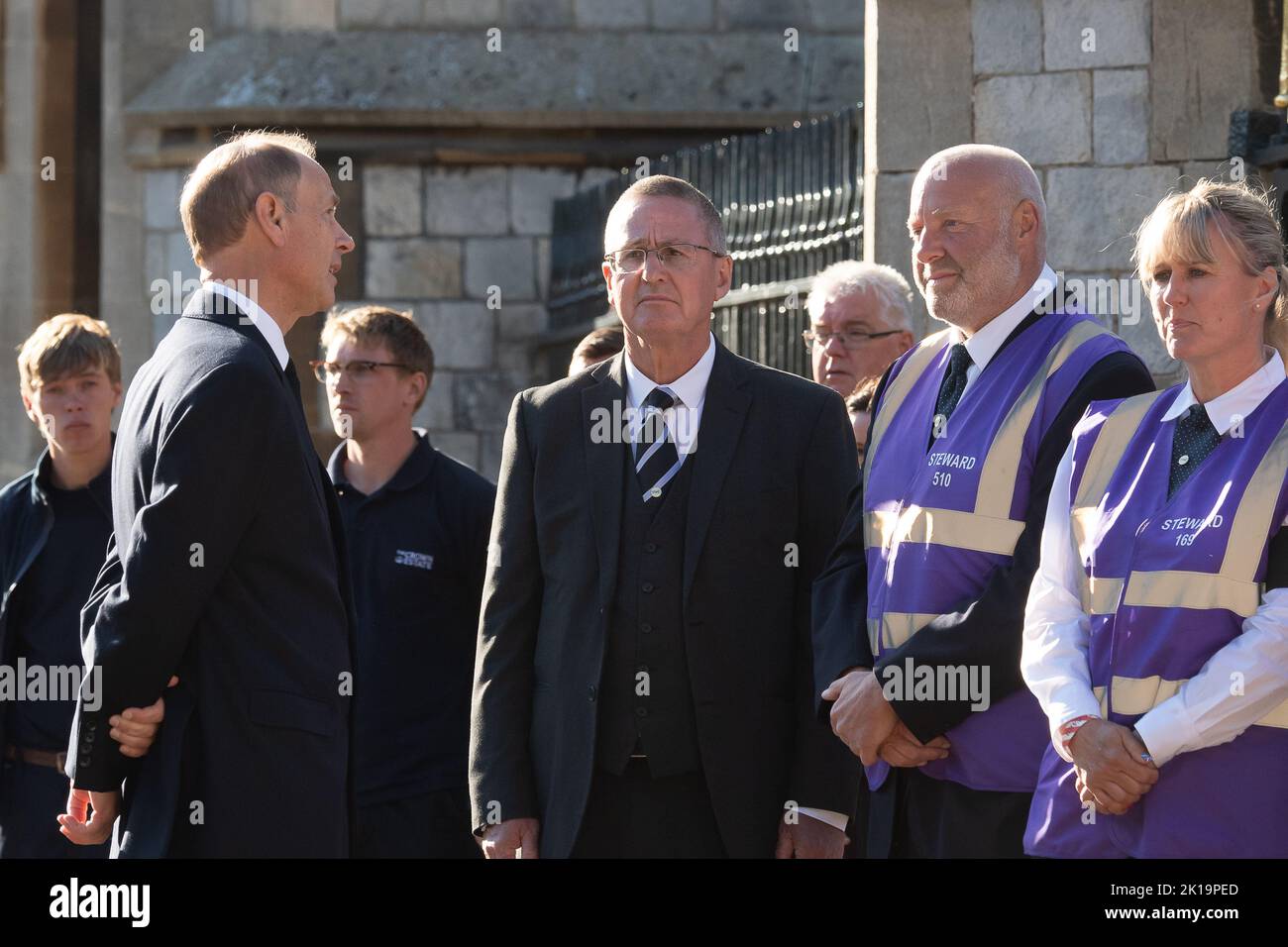 Windsor, Berkshire, UK. 16th September, 2022. The Earl of Wessex chats to stewards on duty ...