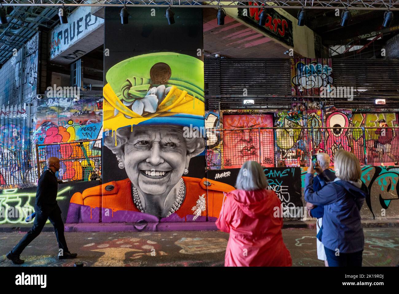 © Jeff Moore - Street art murals paying tribute the late Queen ...