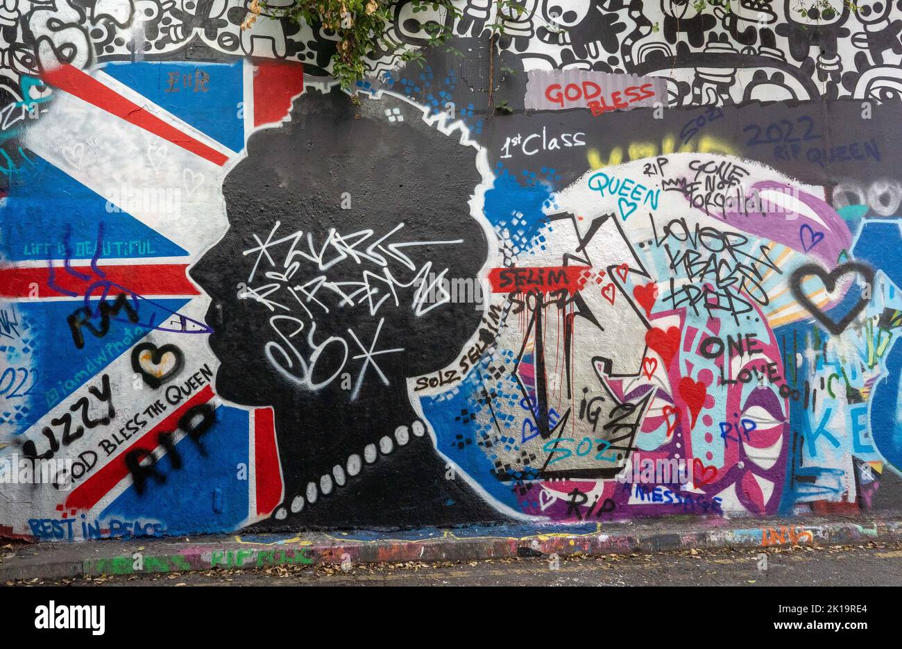 © Jeff Moore - Street art murals paying tribute the late Queen ...