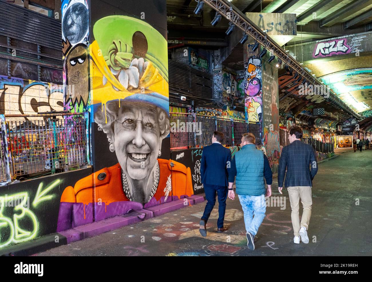 © Jeff Moore - Street art murals paying tribute the late Queen ...