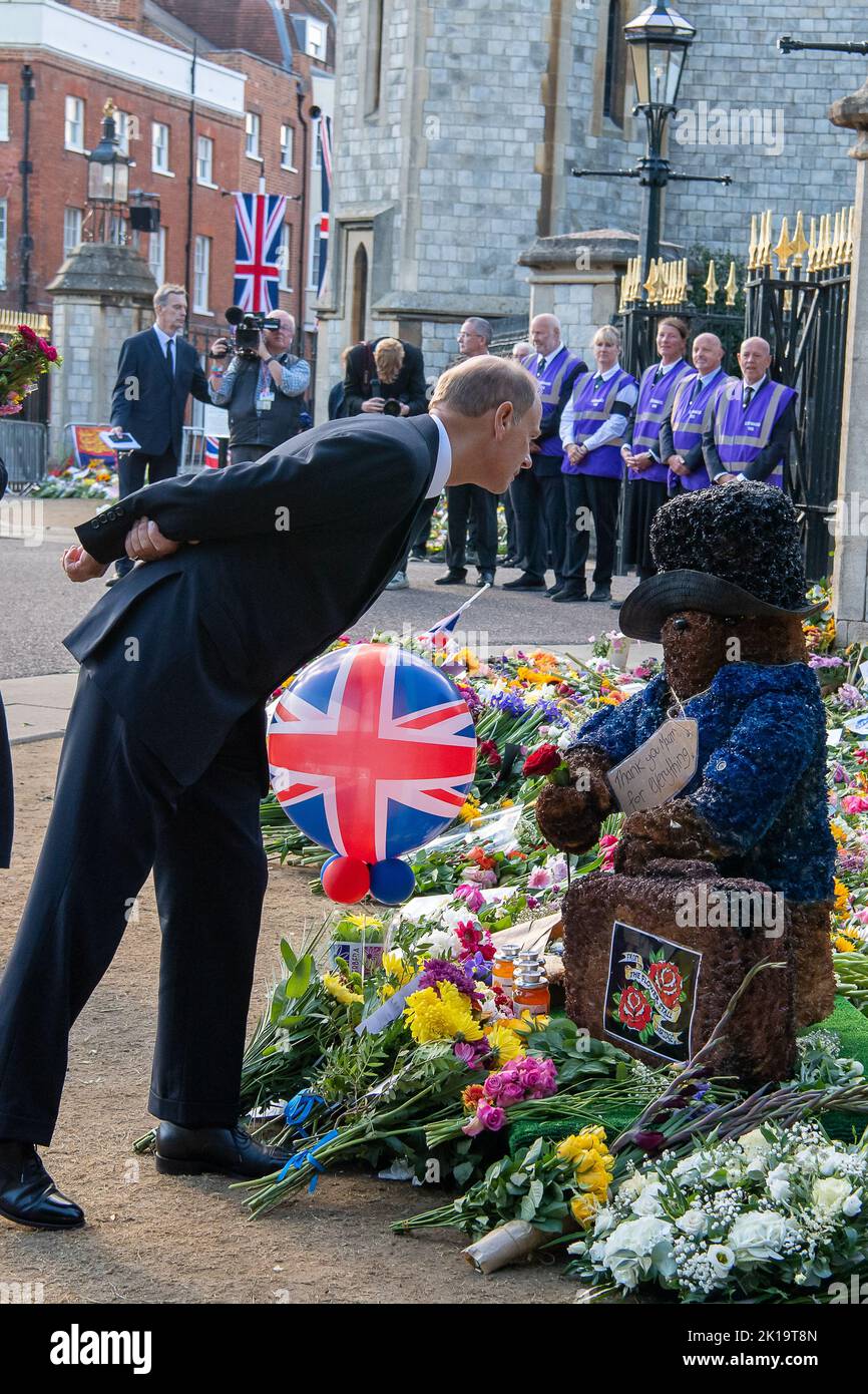 Windsor, Berkshire, UK. 16th September, 2022. Crowds were thrilled to see the The Earl and ...