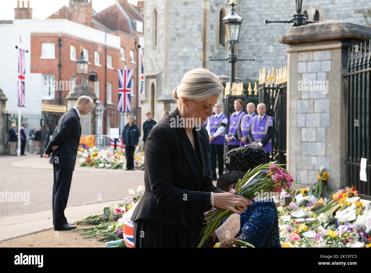 Windsor, Berkshire, UK. 16th September, 2022. Crowds were thrilled to see the The Earl and ...