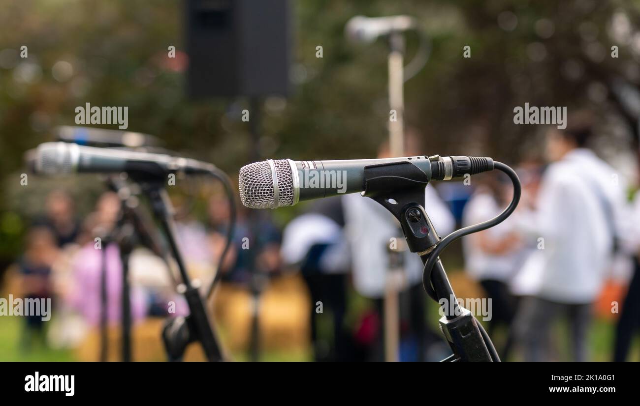 Singers microphone hi-res stock photography and images - Alamy