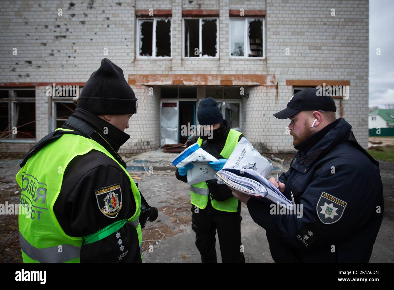 Police officers document the war crimes of the Russian army in the ...
