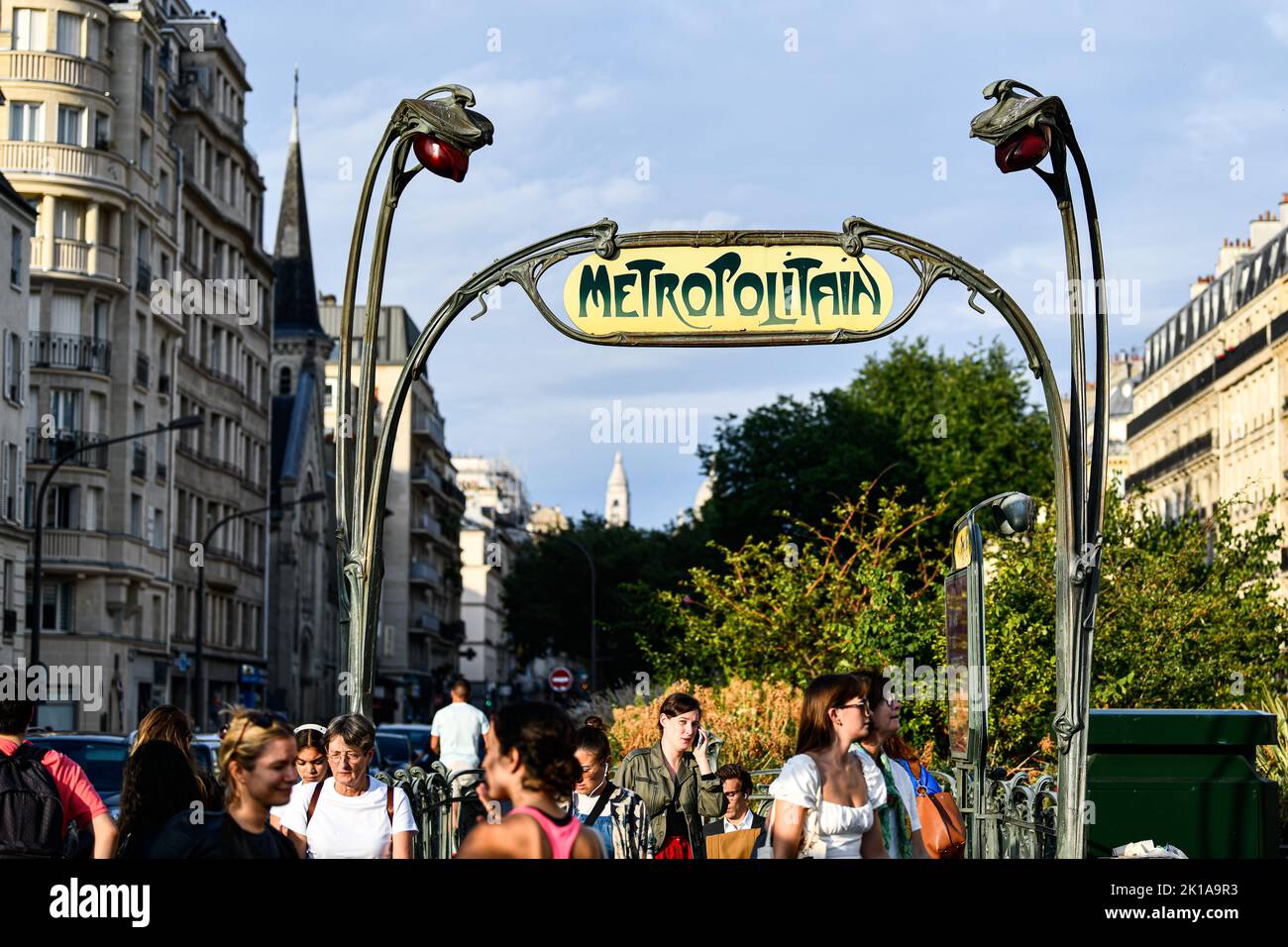 Sign with the subway logo (yellow and green symbol) in front of a ...