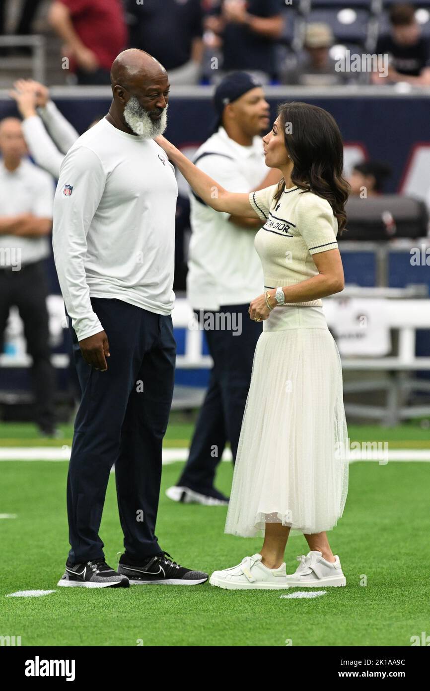 Houston Texans head coach Lovie Smith shares a moment with Hannah ...