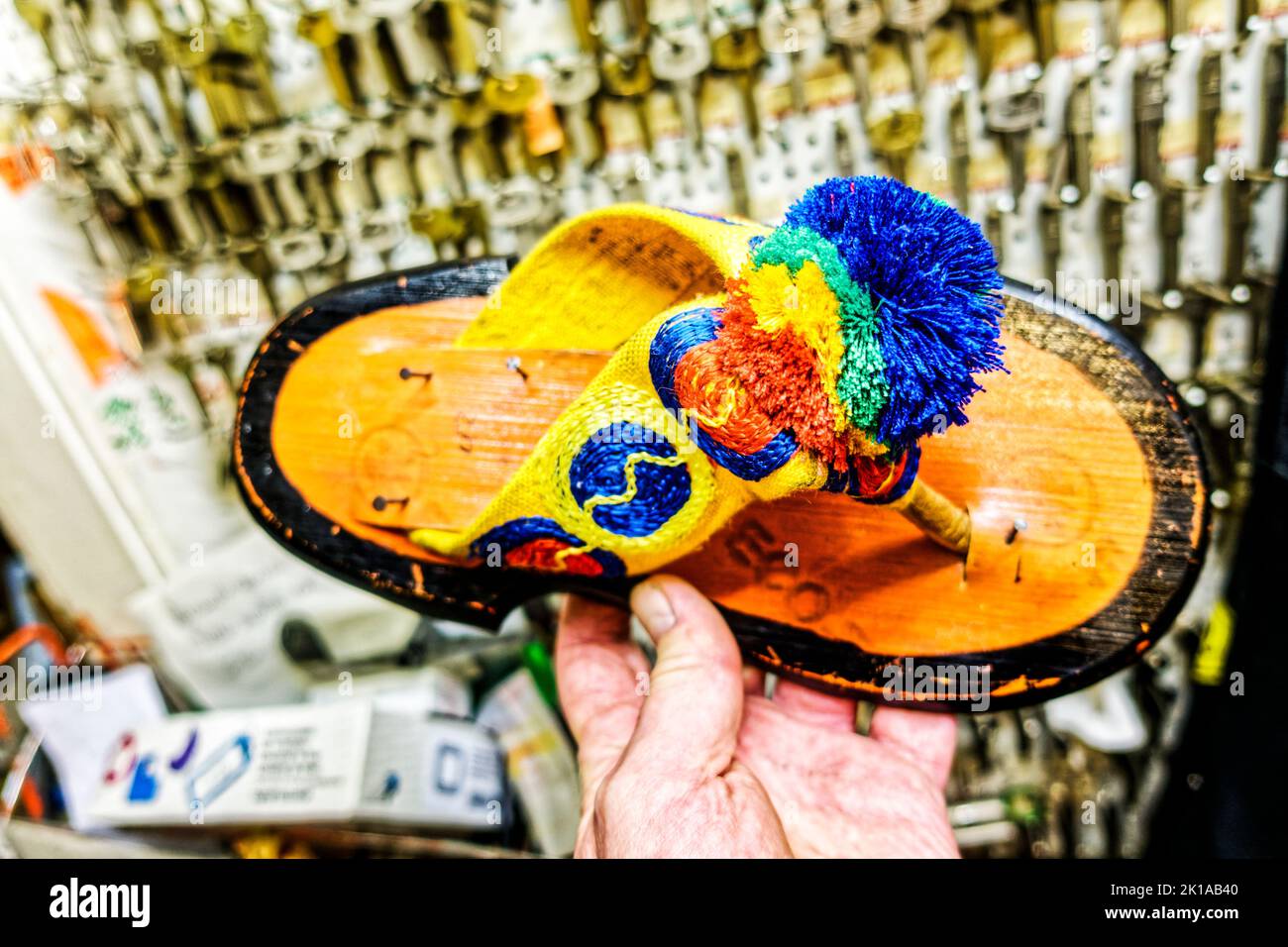Hand Made Sandalen und Schlüssel Stock Photo - Alamy