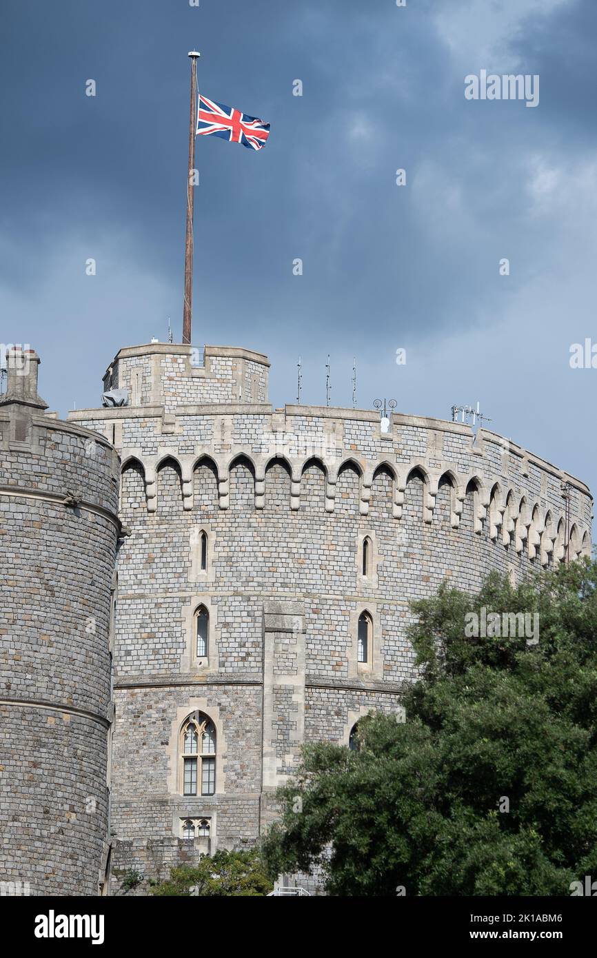 Windsor, Berkshire, UK. 16th September, 2022. The Union Jack flag flies ...