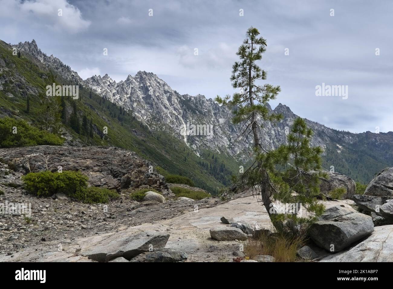 Mountain on left side background hi-res stock photography and images ...