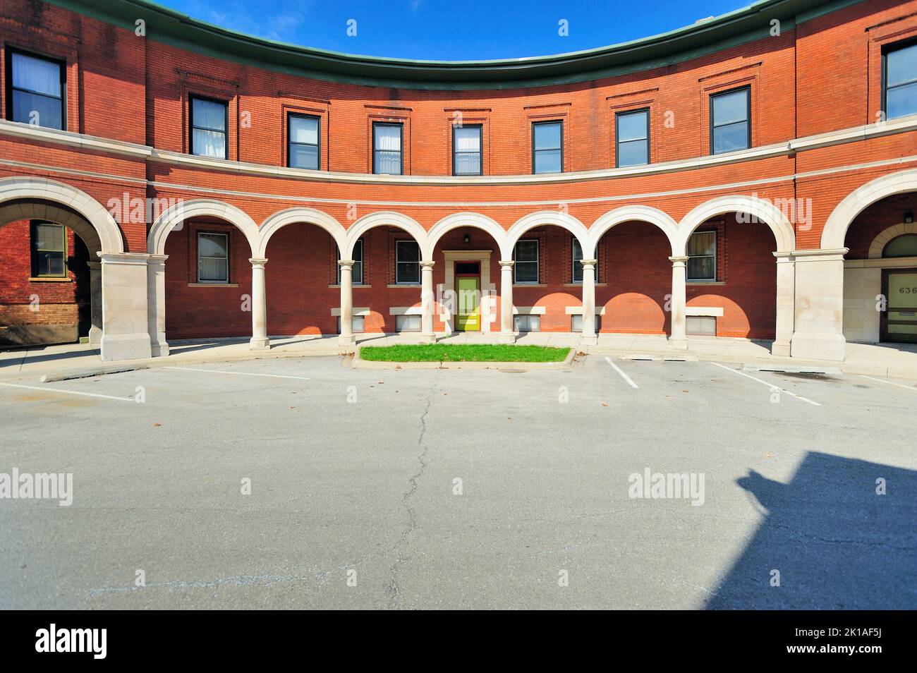 Chicago, Illinois, USA. Colonnaded apartment buildings surround Market ...