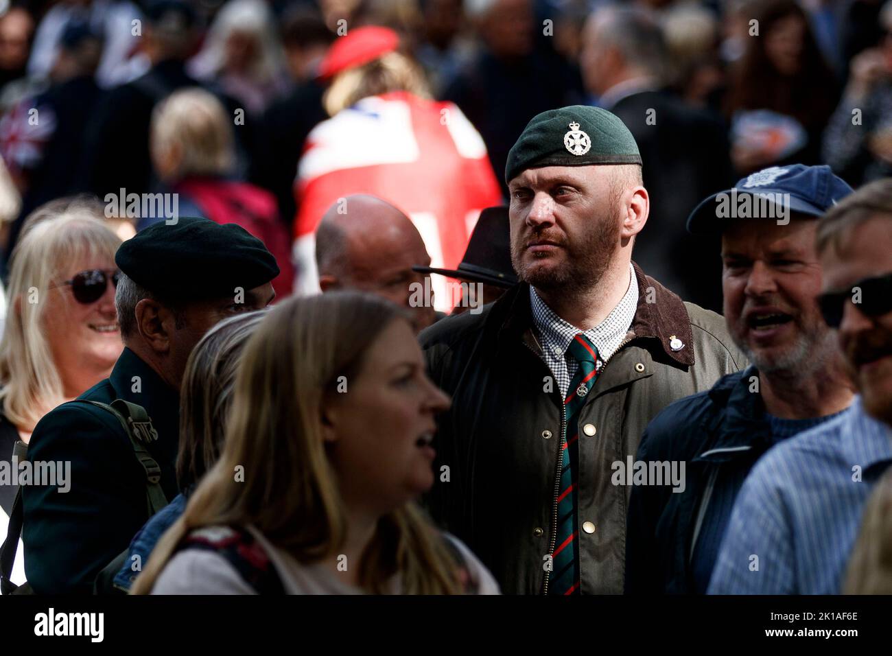 London, UK. 16th Sep, 2022. Members of the public stands in a queue to ...