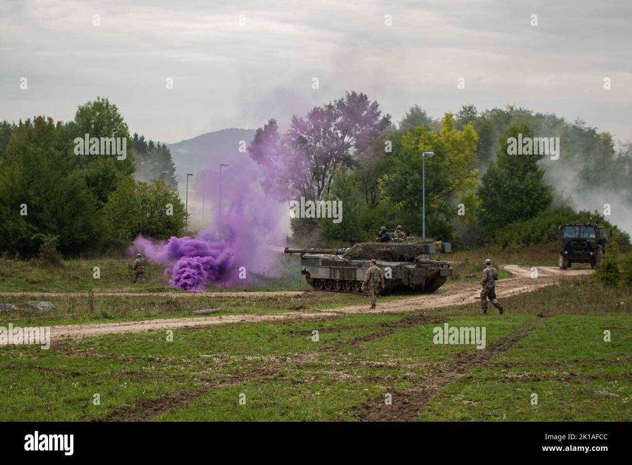 Italian soldiers with 4th Tank Regiment, Garibaldi Brigade engage ...