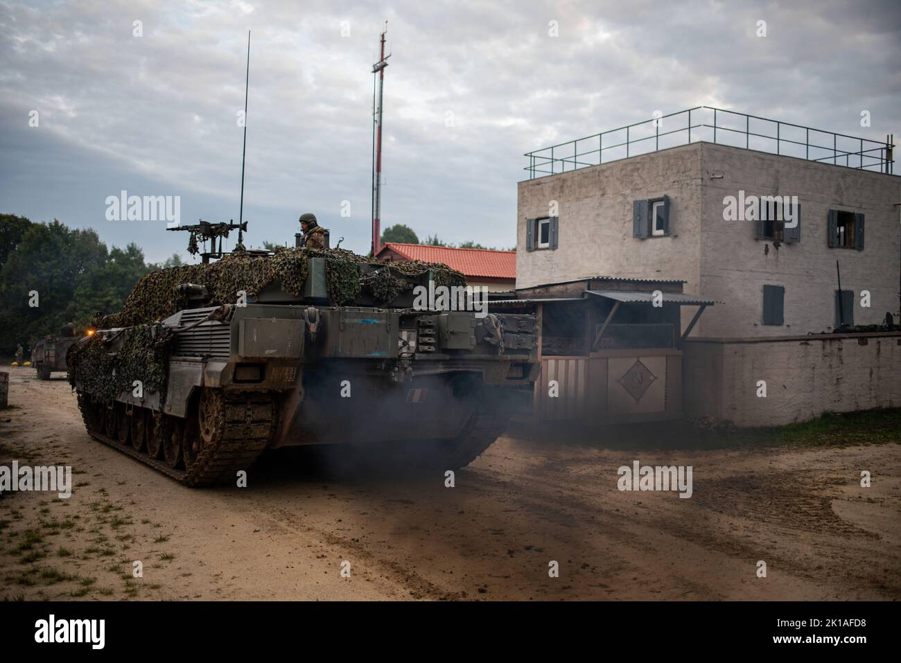 Italian soldiers with 4th Tank Regiment, Garibaldi Brigade advance ...