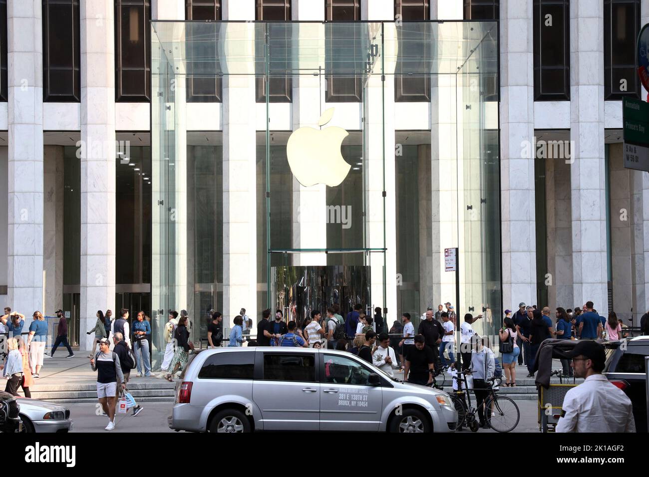 Apple 5th avenue launch hi-res stock photography and images - Alamy