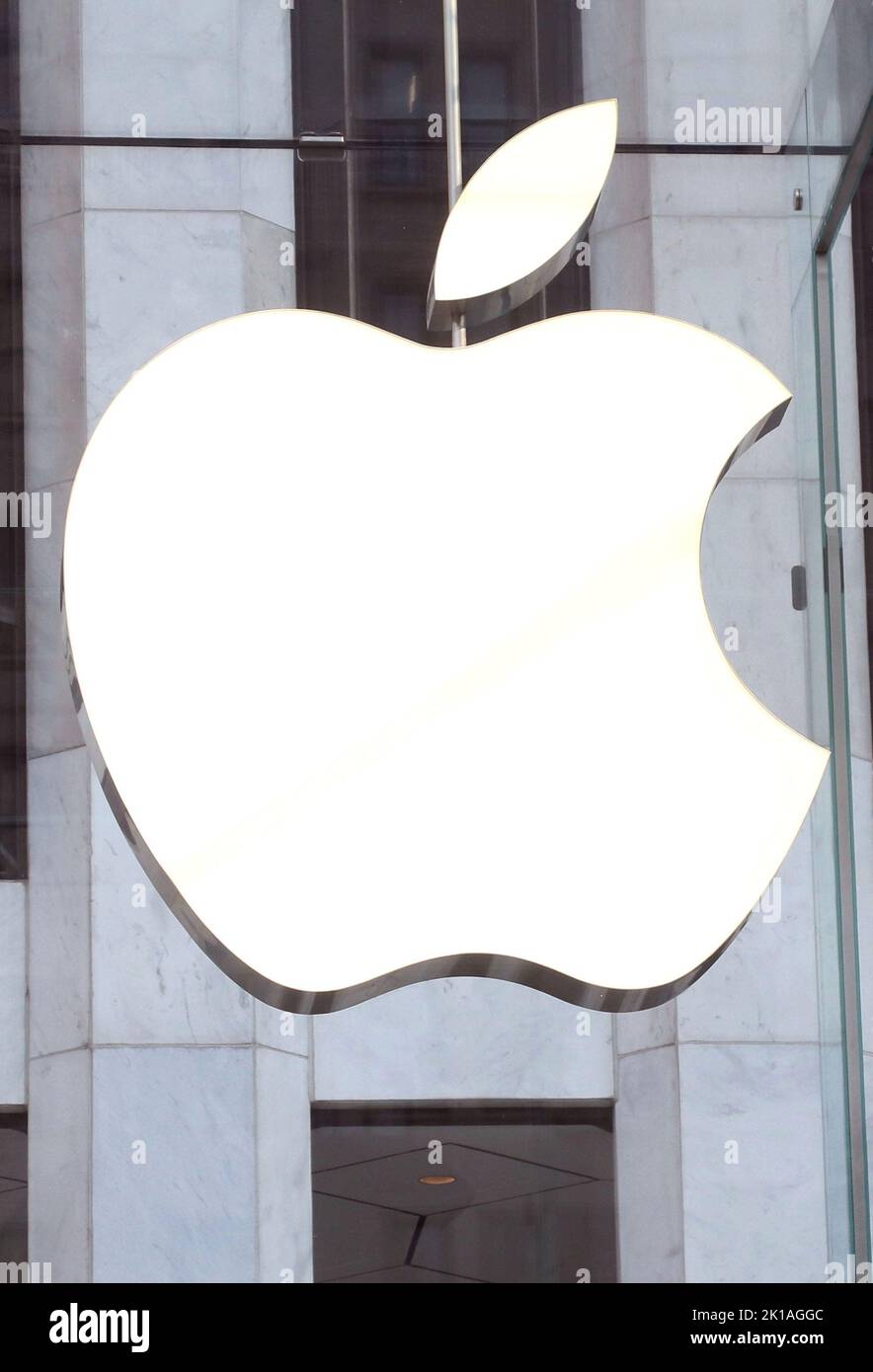 Apple 5th avenue launch hi-res stock photography and images - Alamy