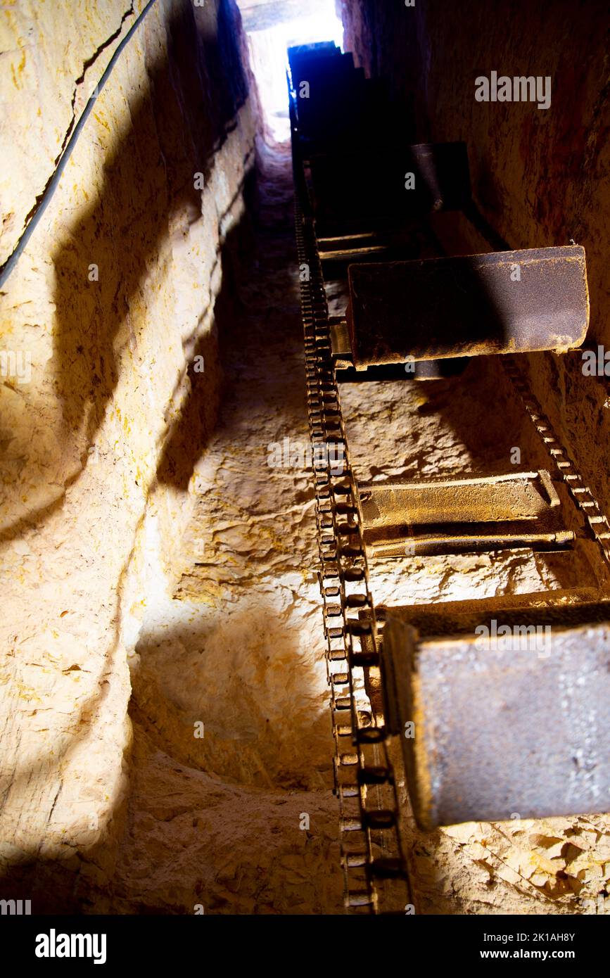 Open Mining Shaft - Coober Pedy - Australia Stock Photo - Alamy
