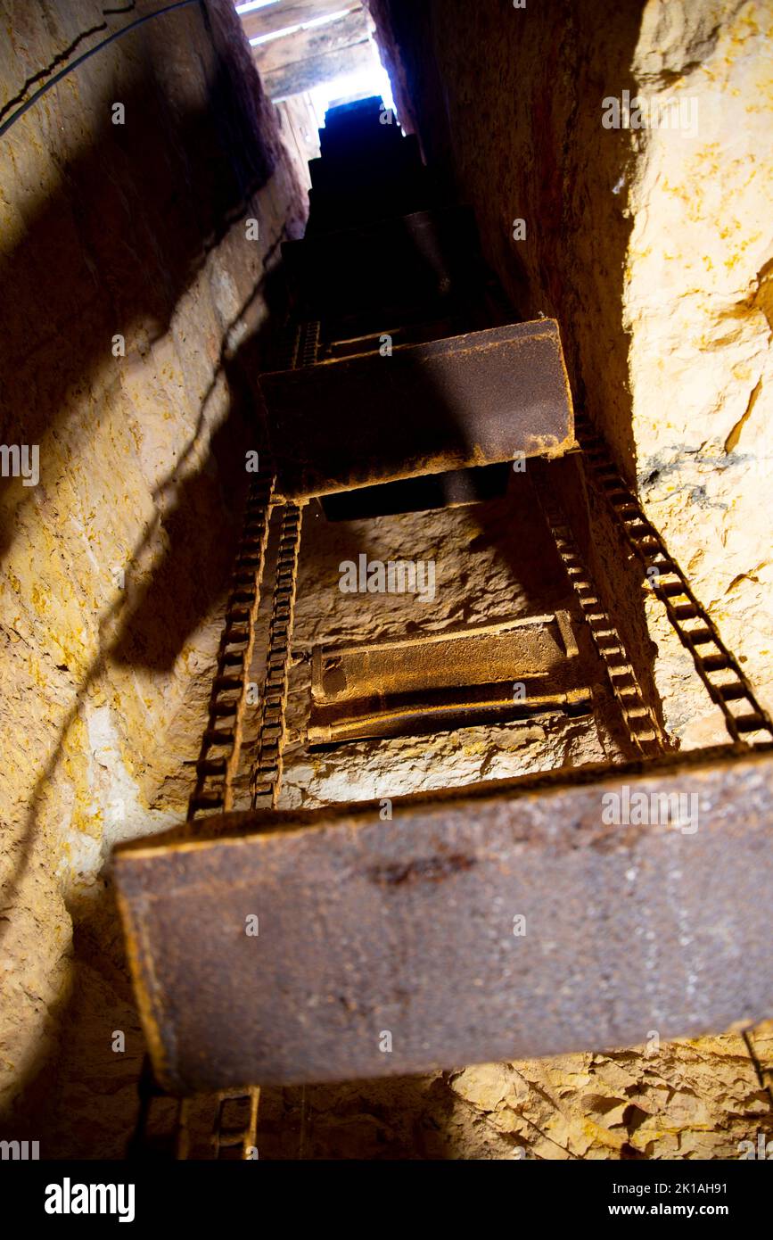 Open Mining Shaft - Coober Pedy - Australia Stock Photo - Alamy
