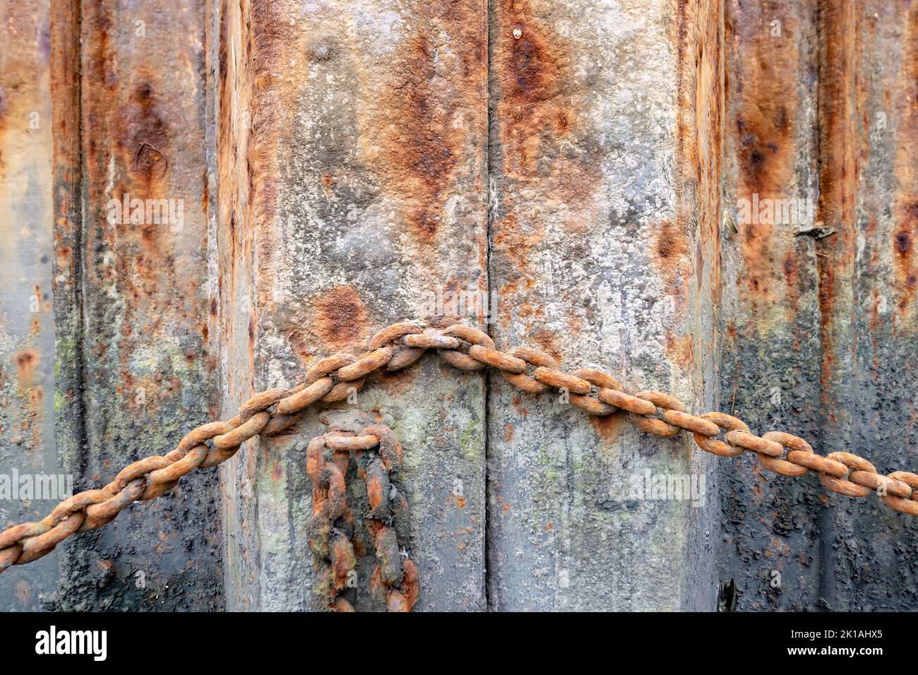 Sea wall with chains - rust and grunge Stock Photo - Alamy