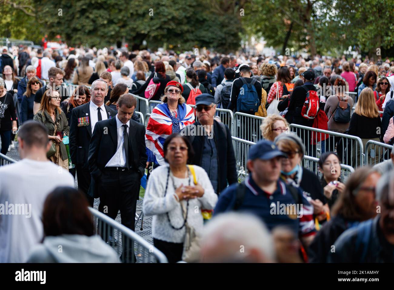 London, UK. 16th Sep, 2022. People stand in queues to pay respect to ...