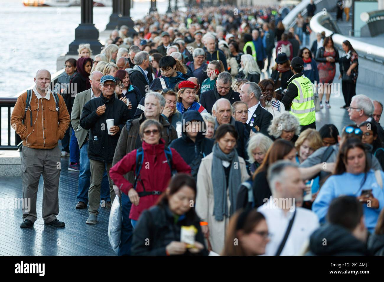 London, UK. 16th Sep, 2022. People stand in queues to pay respect to ...