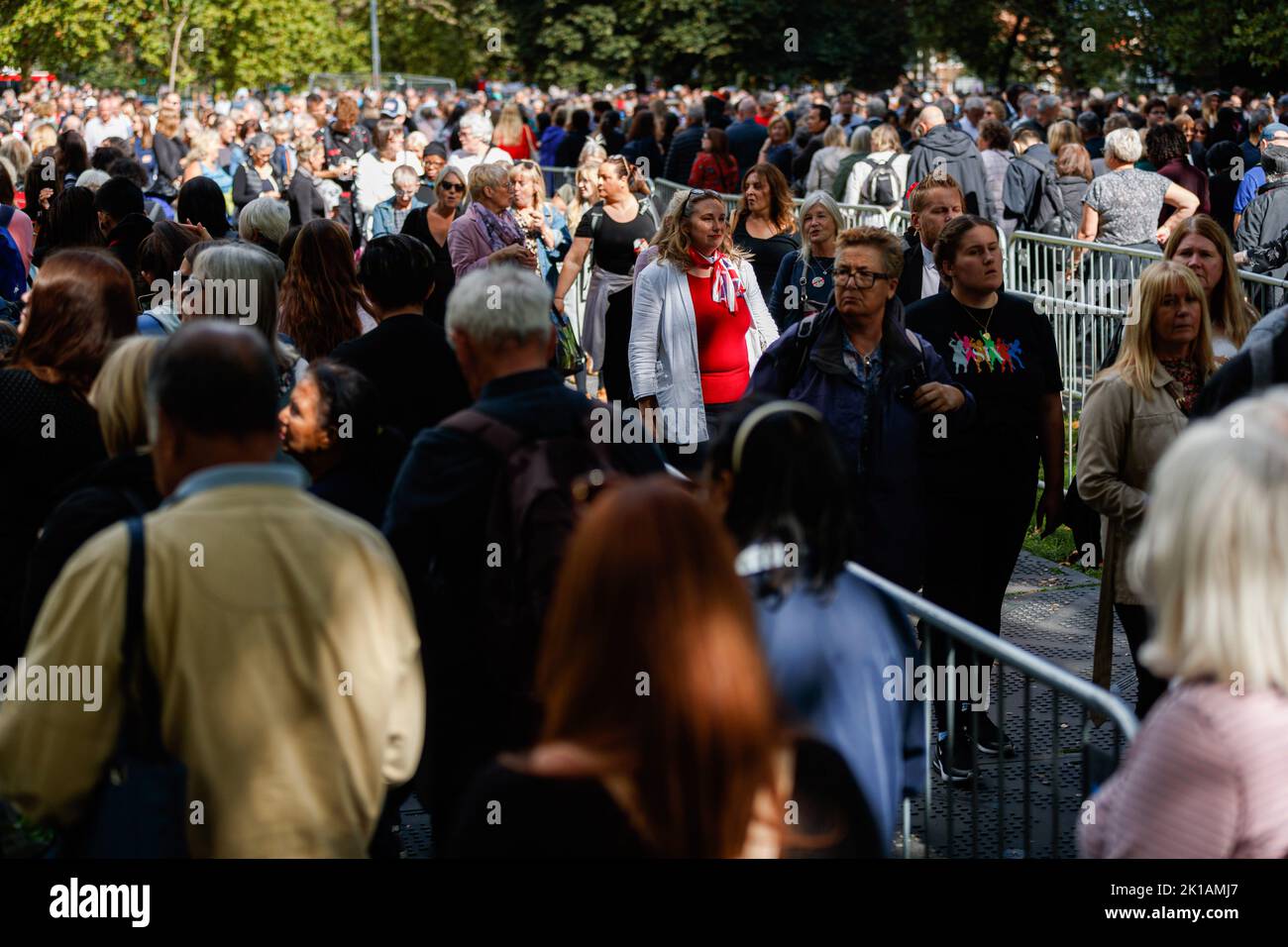 London, UK. 16th Sep, 2022. People stand in queues to pay respect to ...