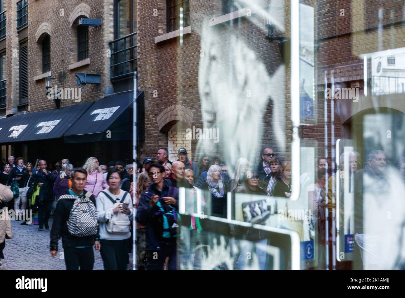 London, UK. 16th Sep, 2022. A queue of people is reflected on a shop ...