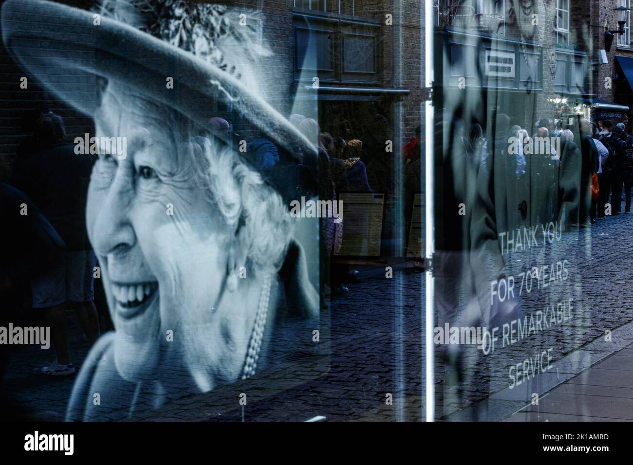 London, UK. 16th Sep, 2022. A queue of people is reflected on a shop ...